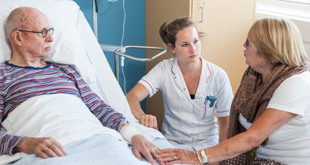 Dit zeggen verpleegkundigen over mantelzorgers in het ziekenhuis ...