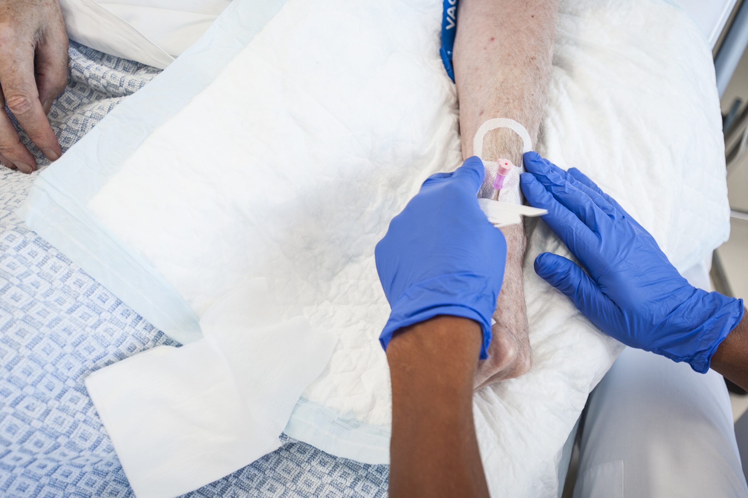 Vier fixatiemethoden voor perifeer infuus vergeleken - Nursing.nl ...